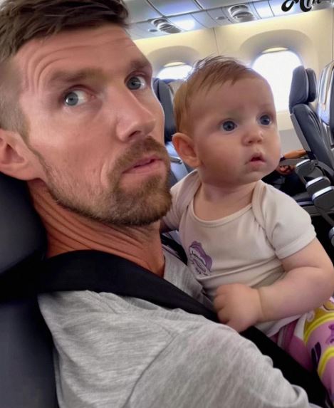 When her baby starts fussing on the plane, single mother Ava grows ...